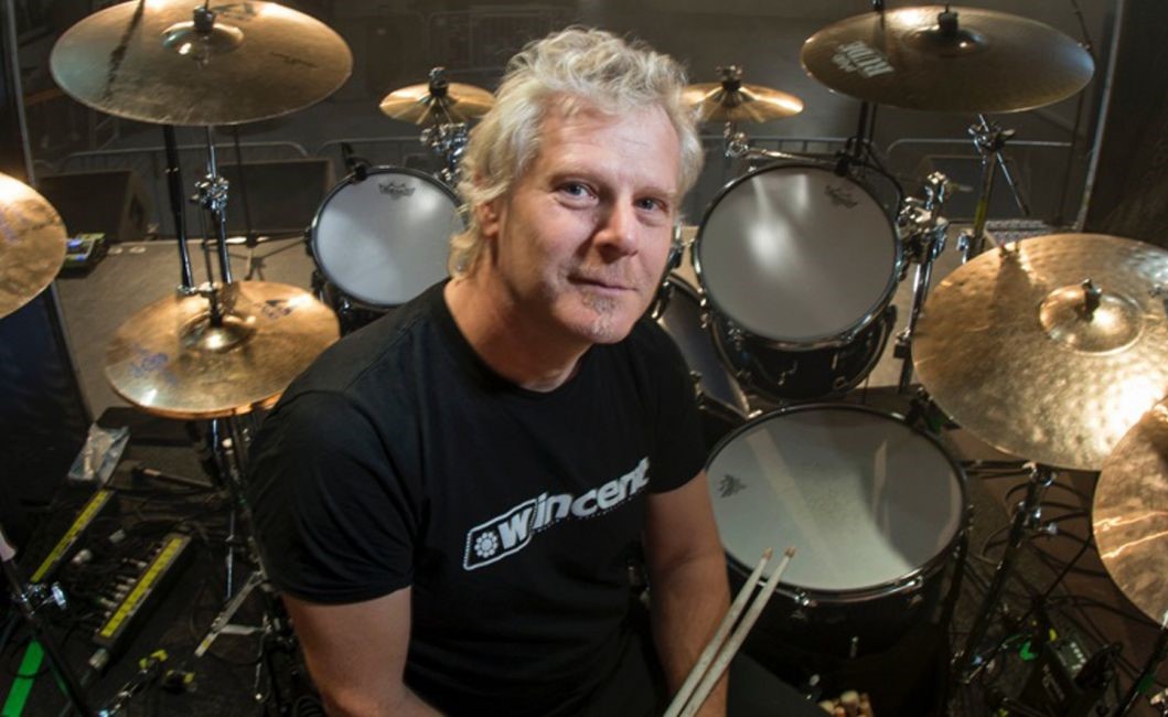 Simon Dawson de British Lion es el nuevo baterista de Iron Maiden